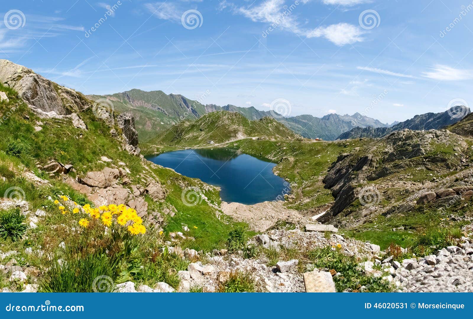 Sambuco Di Val, Lago Superiore Immagine Stock - Immagine di fiume, nubi ...