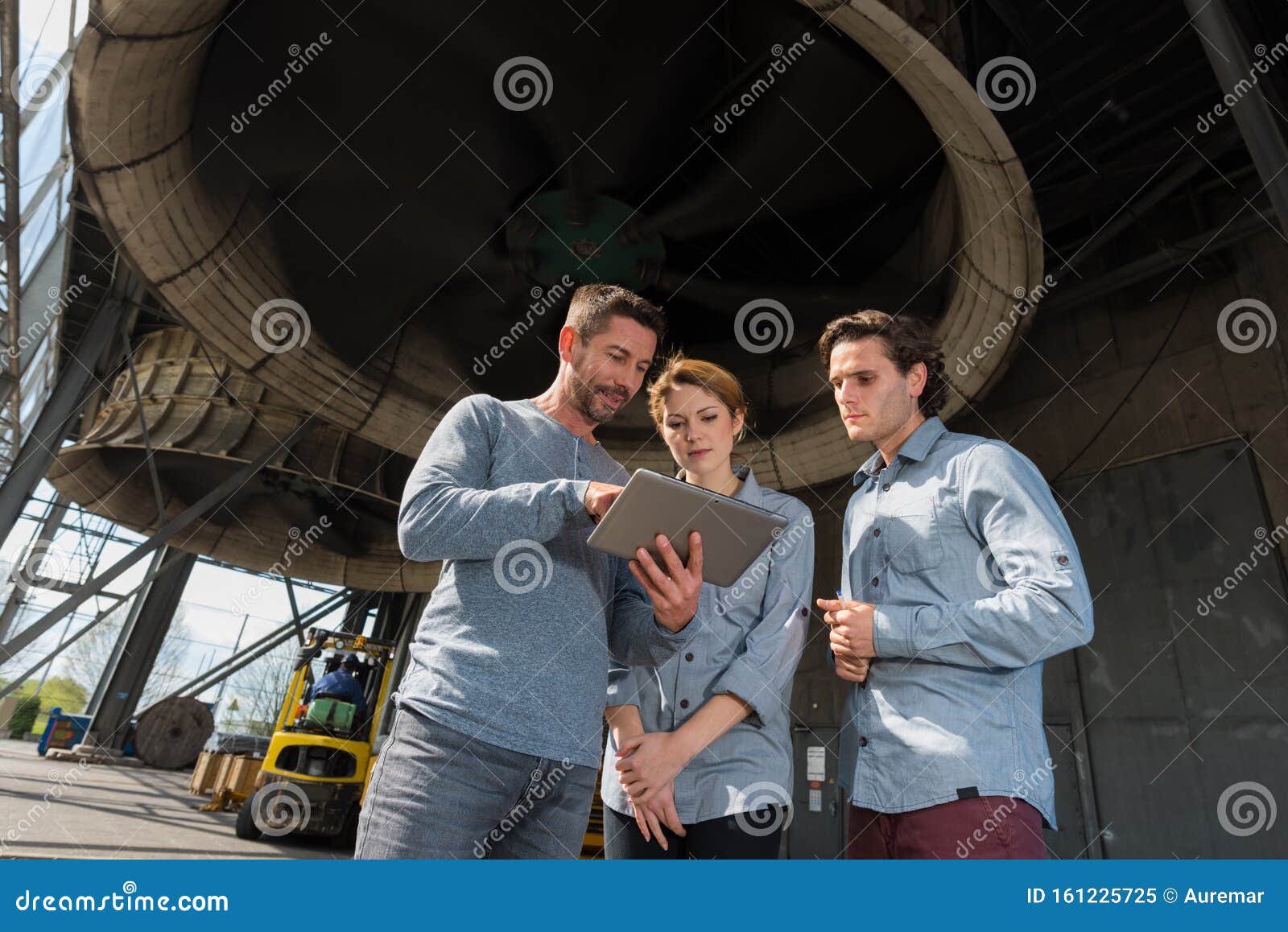 Samen Werken Ingenieurs Buitenshuis Stock Afbeelding - Image of buiten ...
