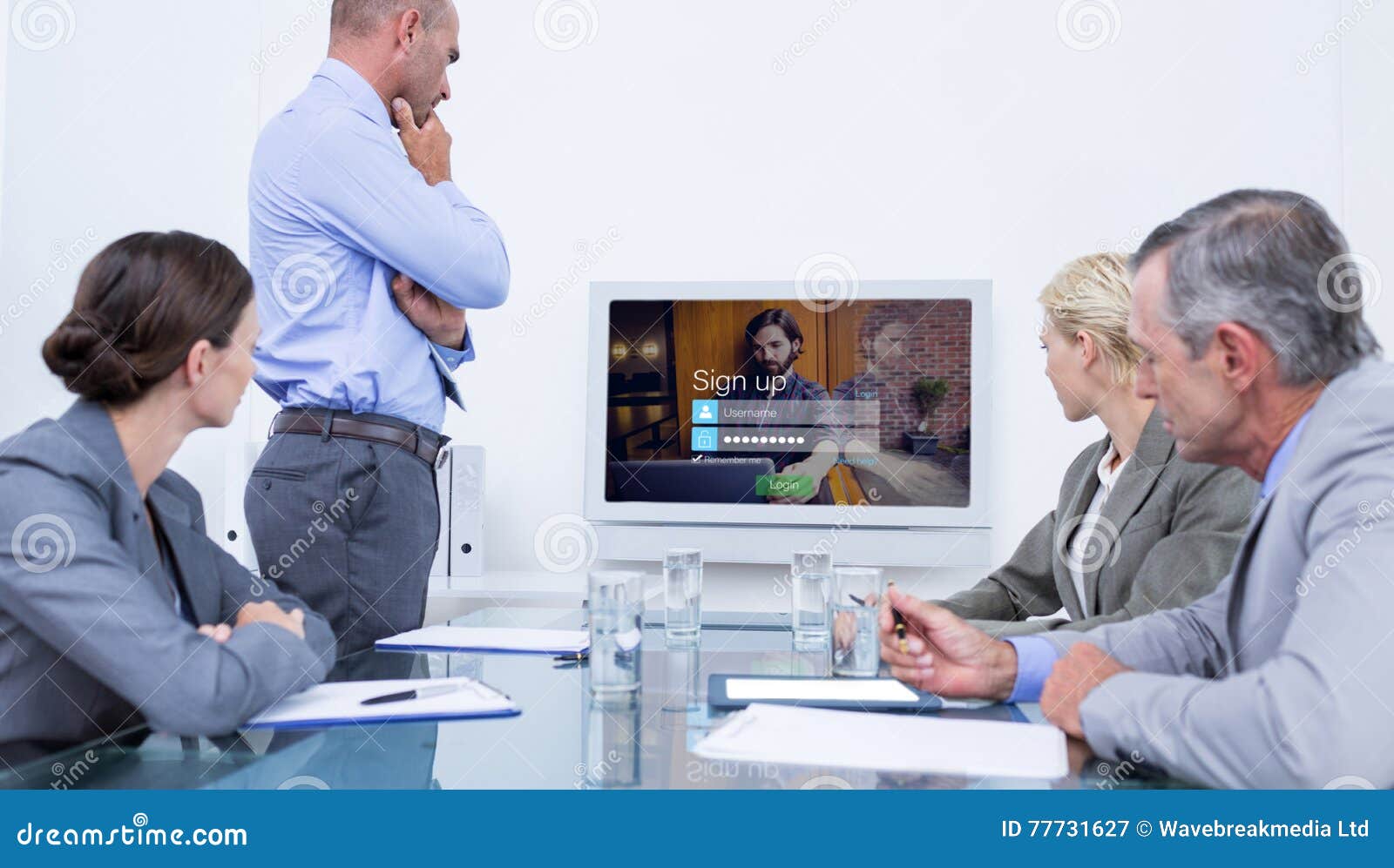 Samengesteld Beeld Van Commercieel Team Die Het Witte Scherm Bekijken ...