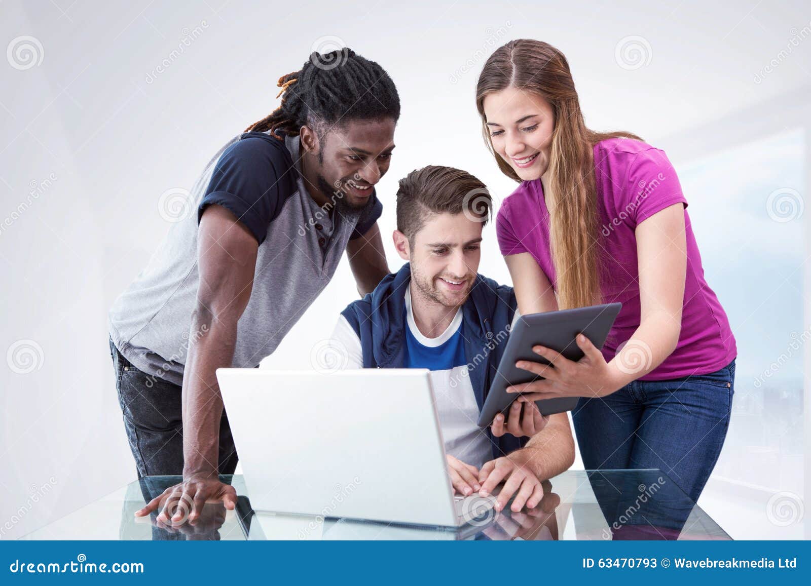 Samengesteld Beeld Van Creatief Team Die Digitale Tablet Bekijken Stock ...