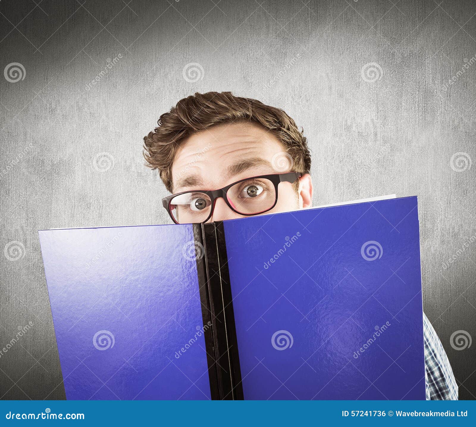 Samengesteld Beeld Van Geeky Student Die Een Boek Lezen Stock Foto ...