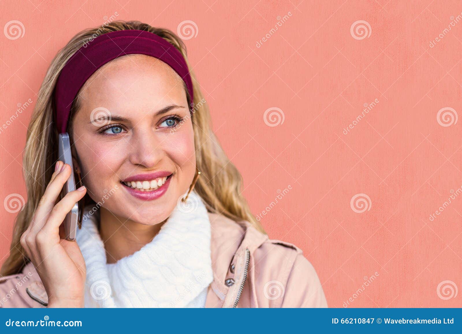 Samengesteld Beeld Van Het Glimlachen Vrouw Het Telefoneren Met ...