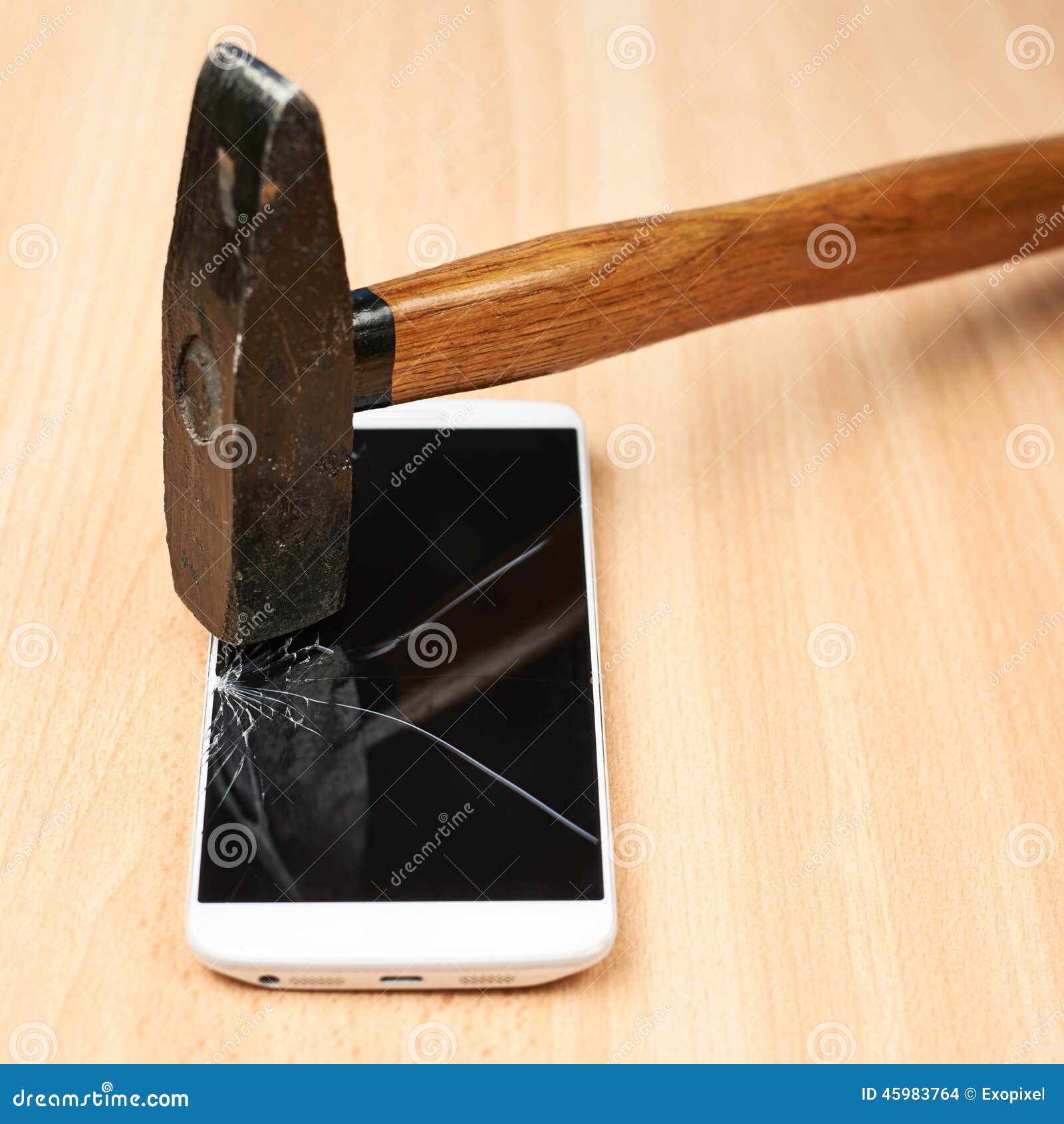 Samenstelling Van Hamer En Een Gebroken Telefoon Stock Foto - Image of ...