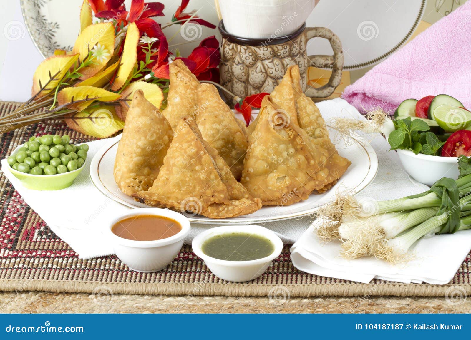 Samosa imagen de archivo. Imagen de comer, samosa, chatney - 104187187
