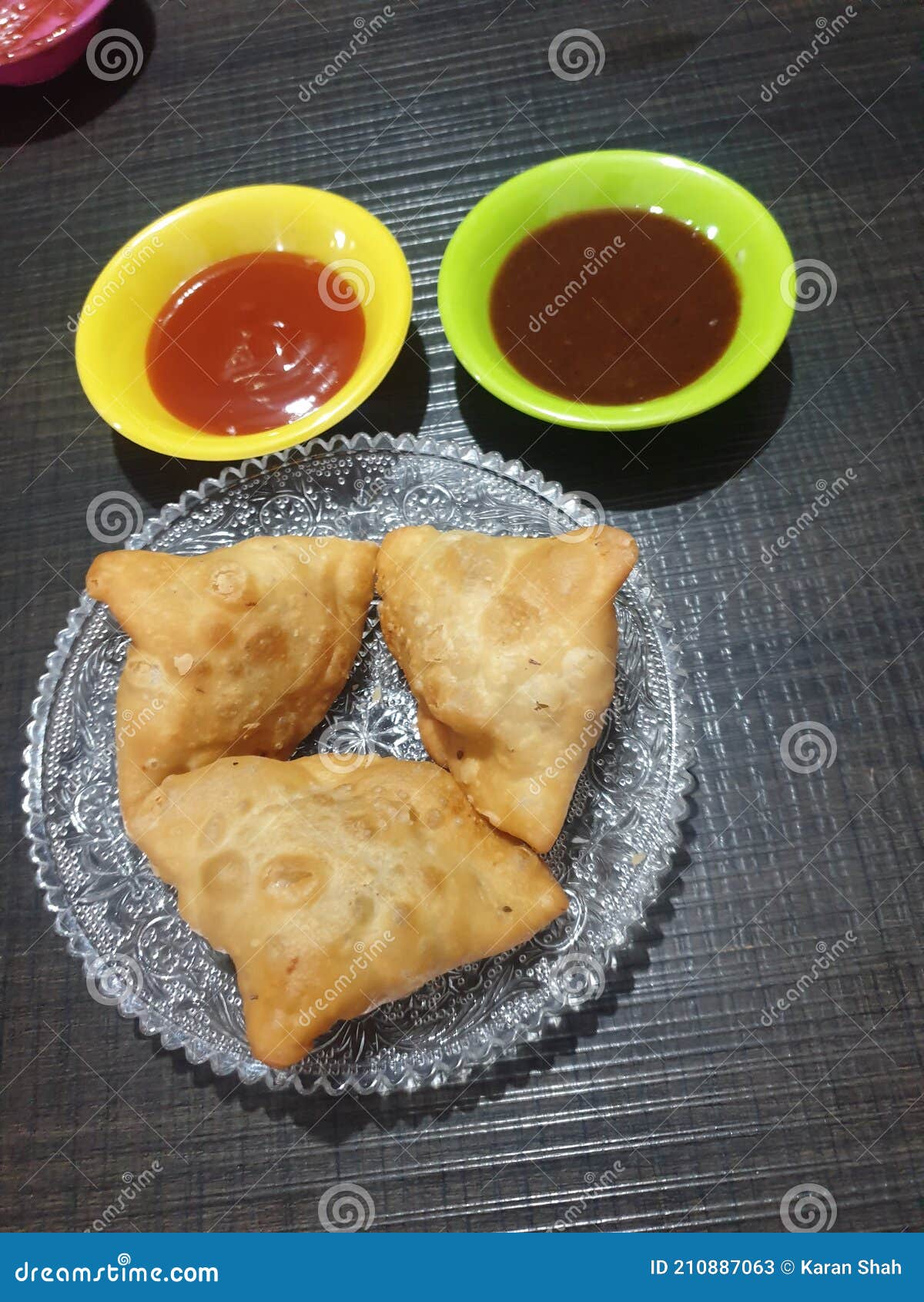 Samosa casera para fiesta imagen de archivo. Imagen de desayuno - 210887063