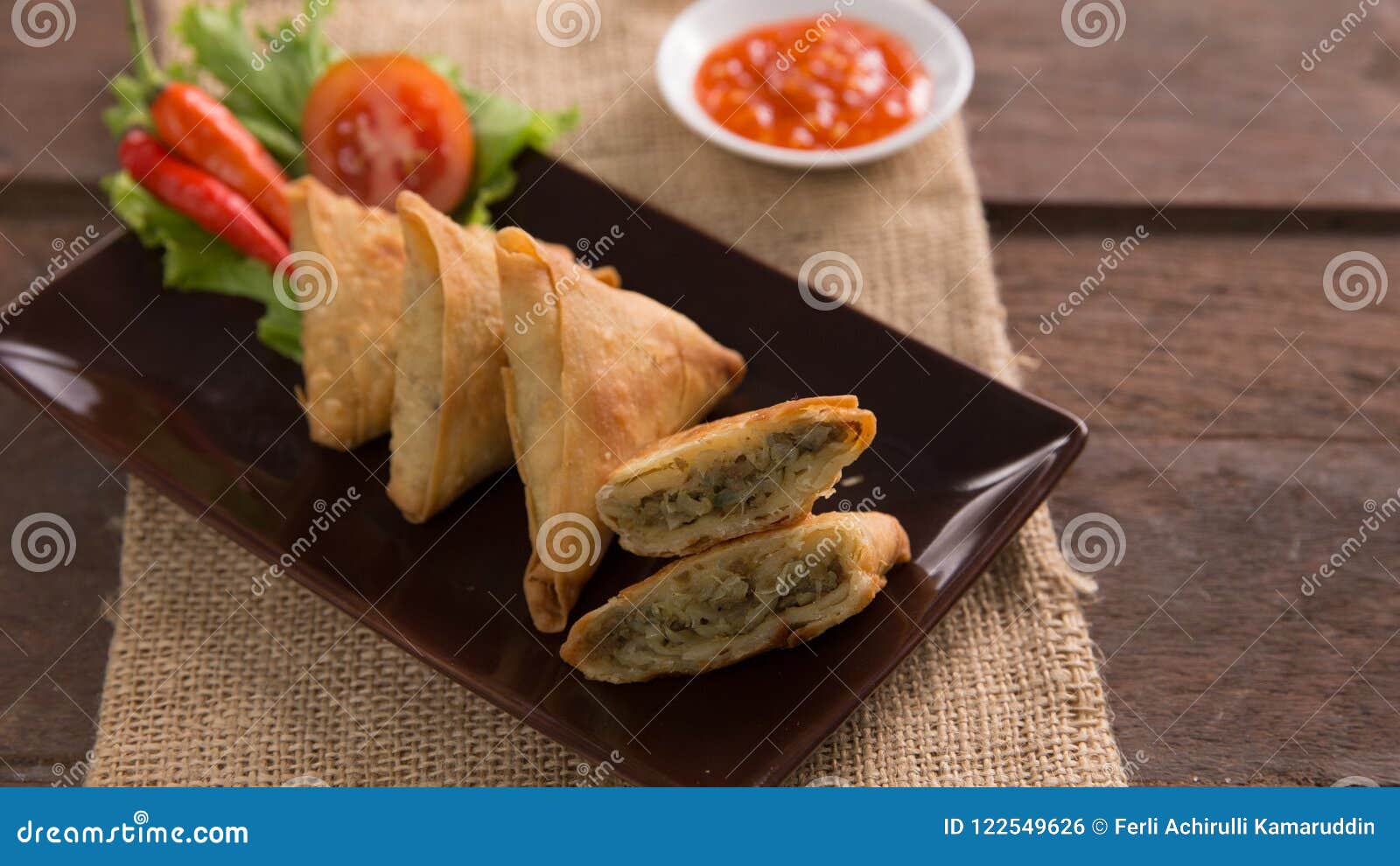 Samosa o sambusa foto de archivo. Imagen de sabroso - 122549626