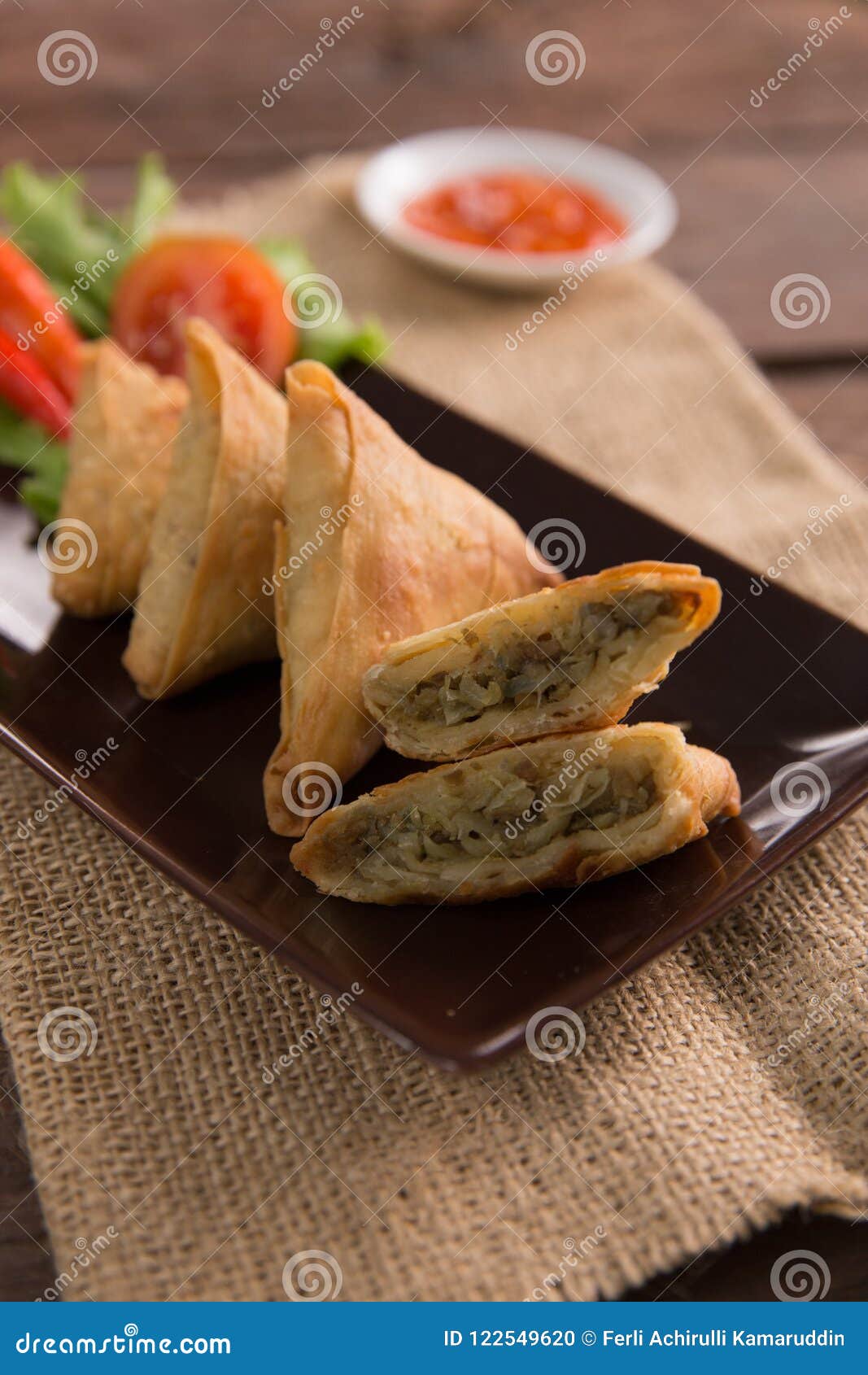 Samosa oder sambusa stockfoto. Bild von teller, platte - 122549620