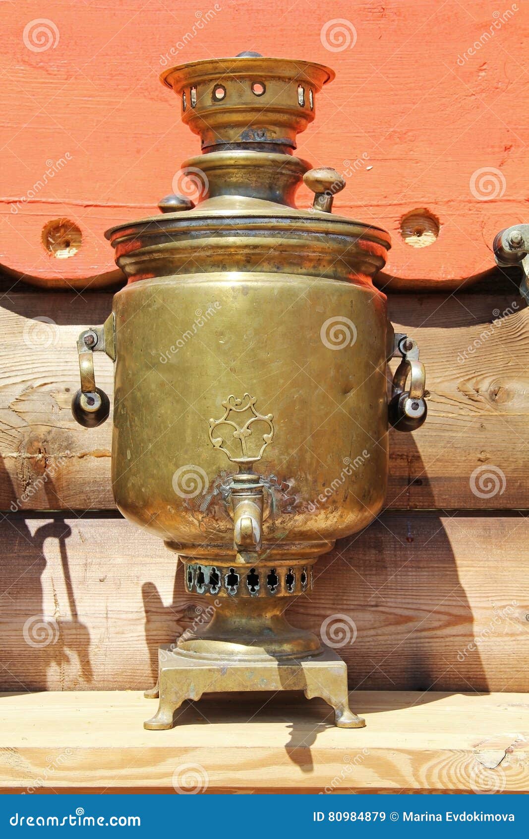 Samovar ruso tradicional imagen de archivo. Imagen de plata - 80984879