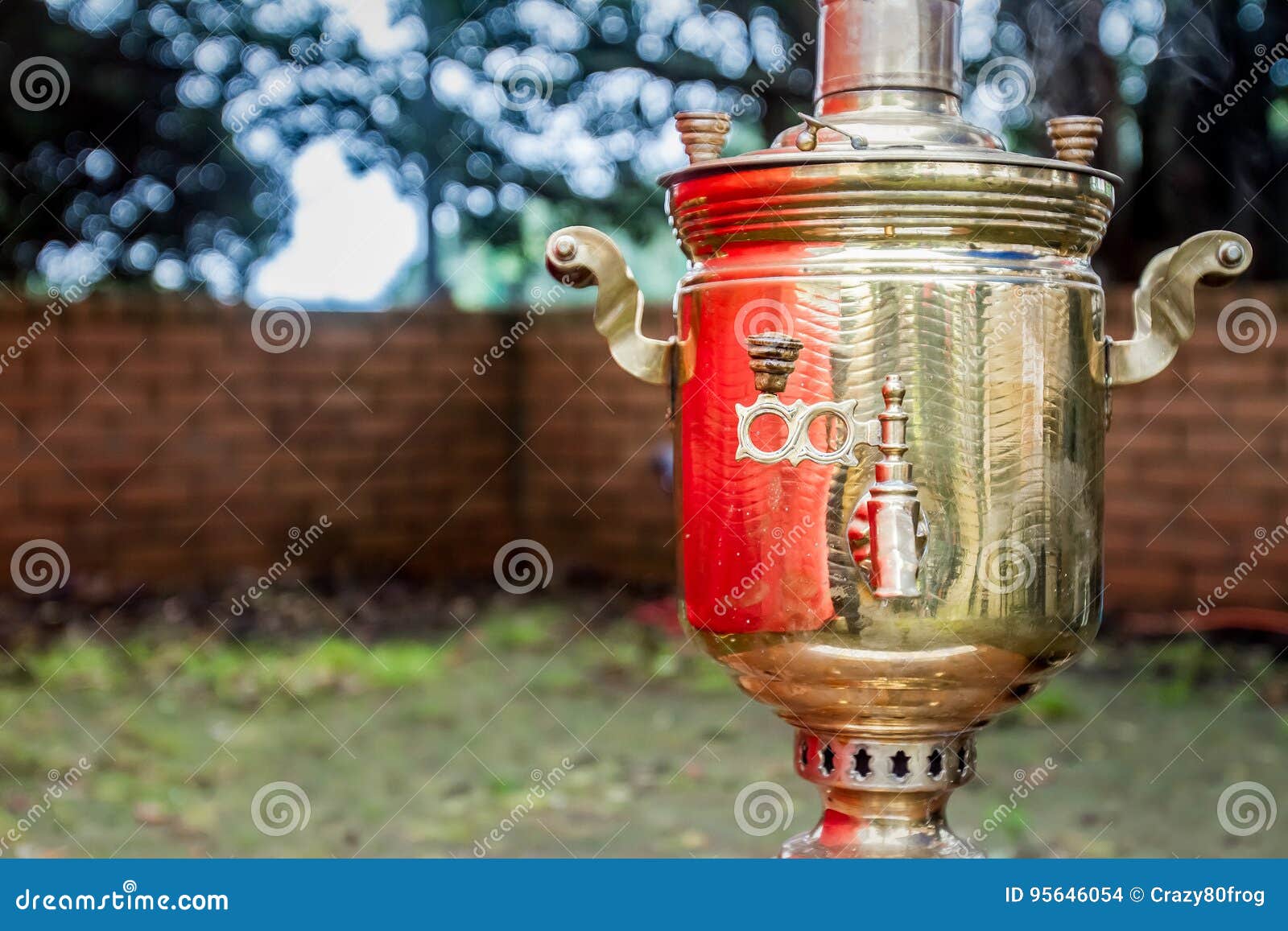 Samovar Traditionnel Russe Décoré Photo stock - Image du toujours ...