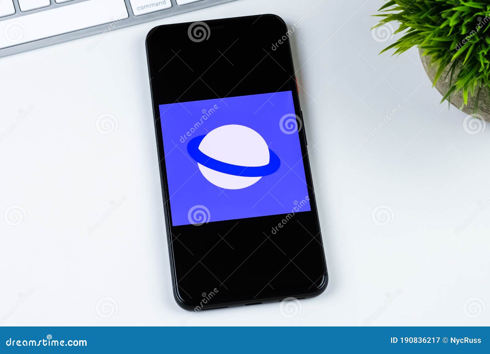 Samsung Internet Browser App Logo on a Smartphone Screen. Editorial ...