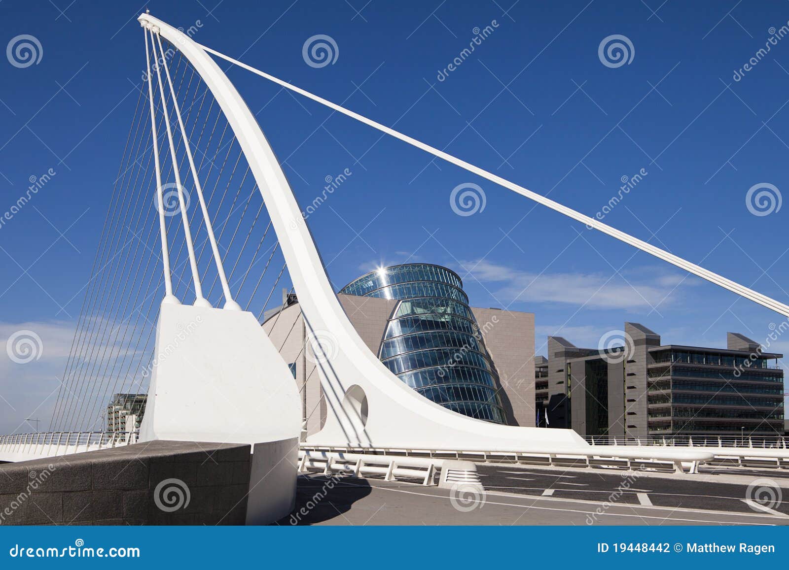 Samuel Beckett Bridge redactionele fotografie. Image of kabel - 19448442