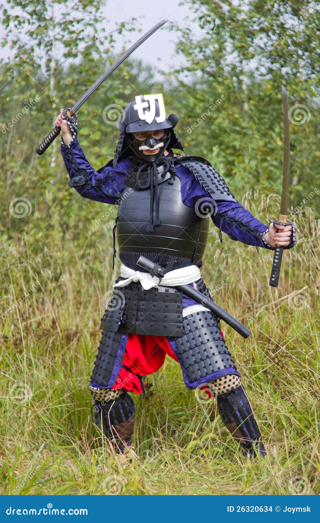 Samurai En Armadura Con Dos Espadas Foto de archivo - Imagen de ...