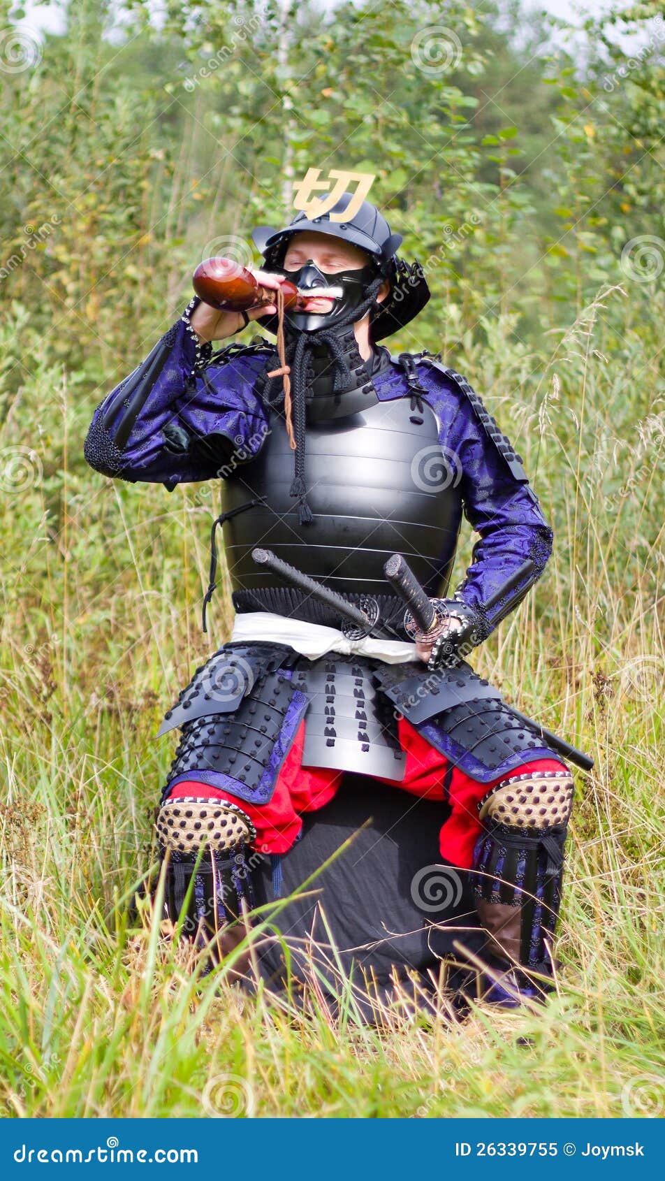 Samurai En Armadura Que Bebe Del Frasco Imagen de archivo - Imagen de ...