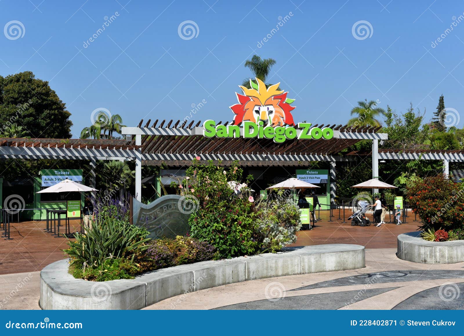 SAN DIEGO , CALIFORNIA - 25 AUG 2021: San Diego Zoo Main Entrance in ... SAN DIEGO , CALIFORNIA - 25 AUG 2021: San Diego Zoo Main Entrance in ...