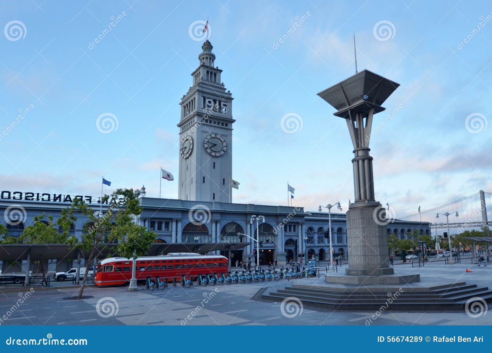 San Francisco Ferry Building Avec Le Tramway De PCC Image stock éditorial - Image du destination ...