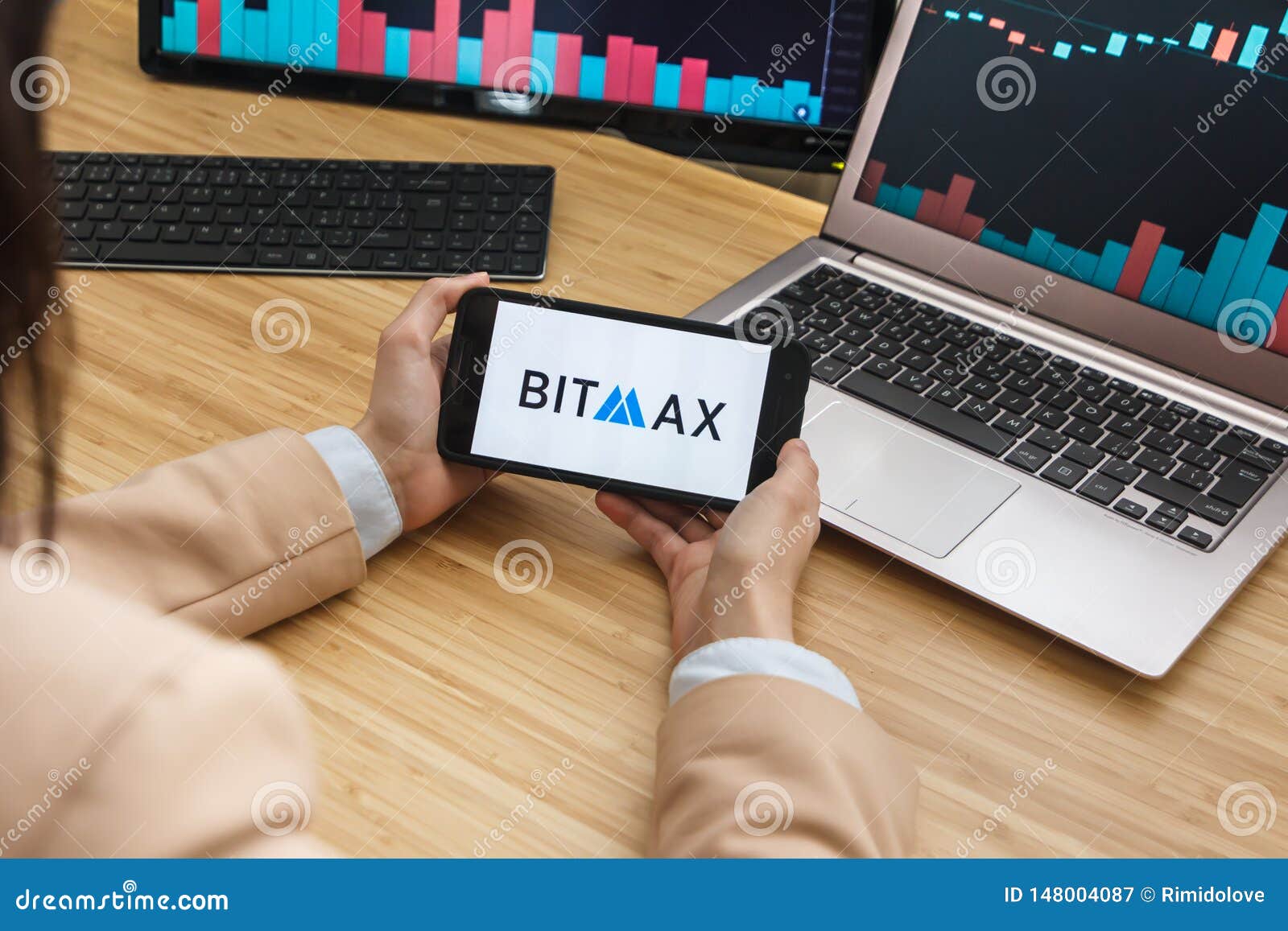 SAN FRANCISCO, US - 18 May 2019: Female Trader Hands Holding the ...