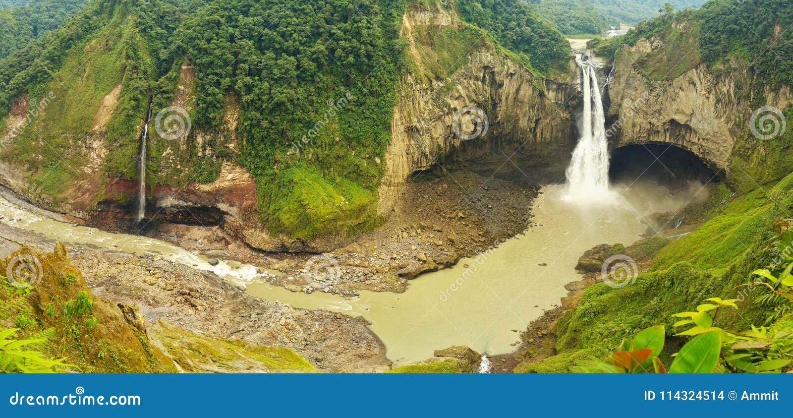 San Rafael Waterfall In Ecuador Panorama Stockfoto - Bild von ...