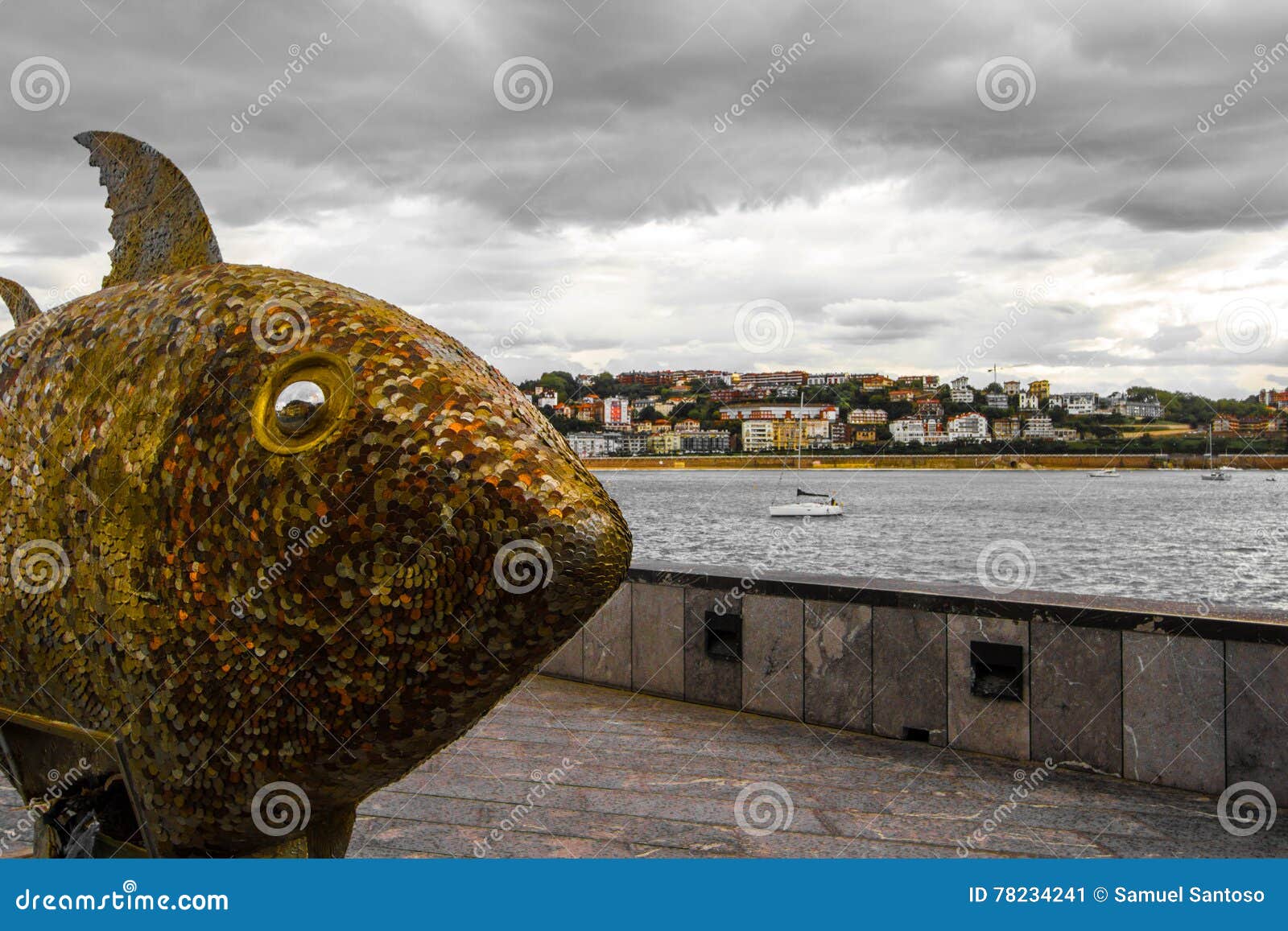 San Sebastian Fish Statue imagen de archivo. Imagen de escala - 78234241