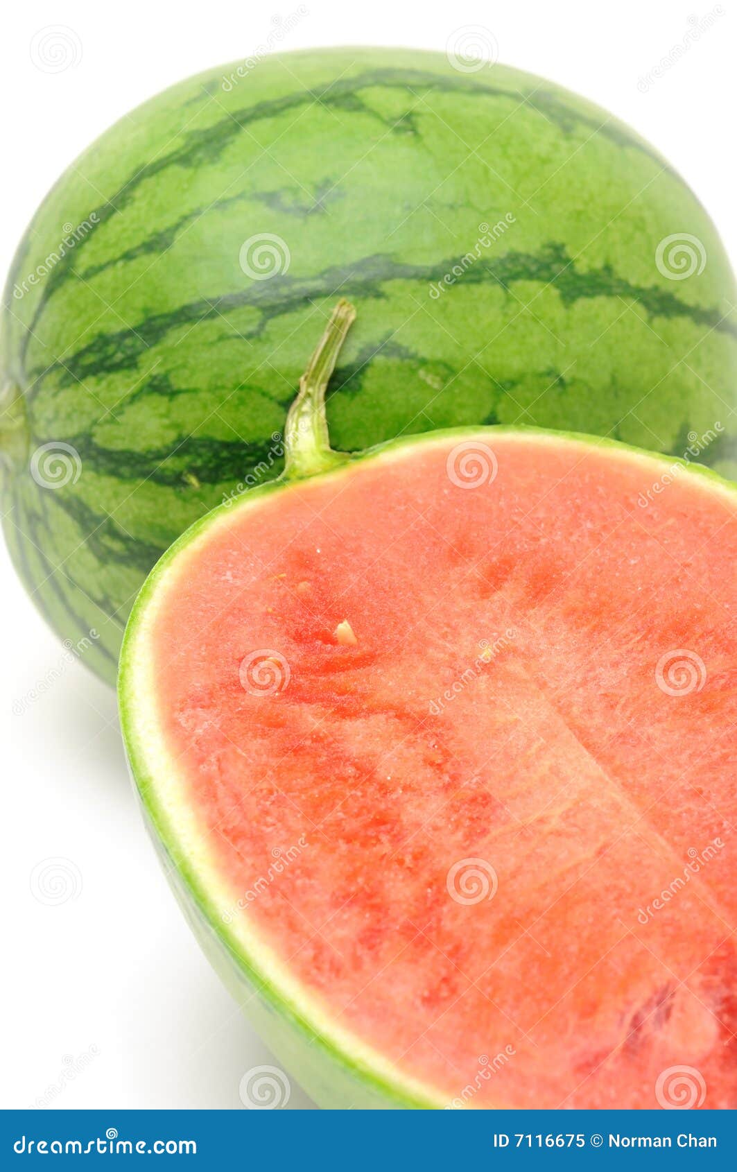 Sandía partida en dos imagen de archivo. Imagen de fruta - 7116675