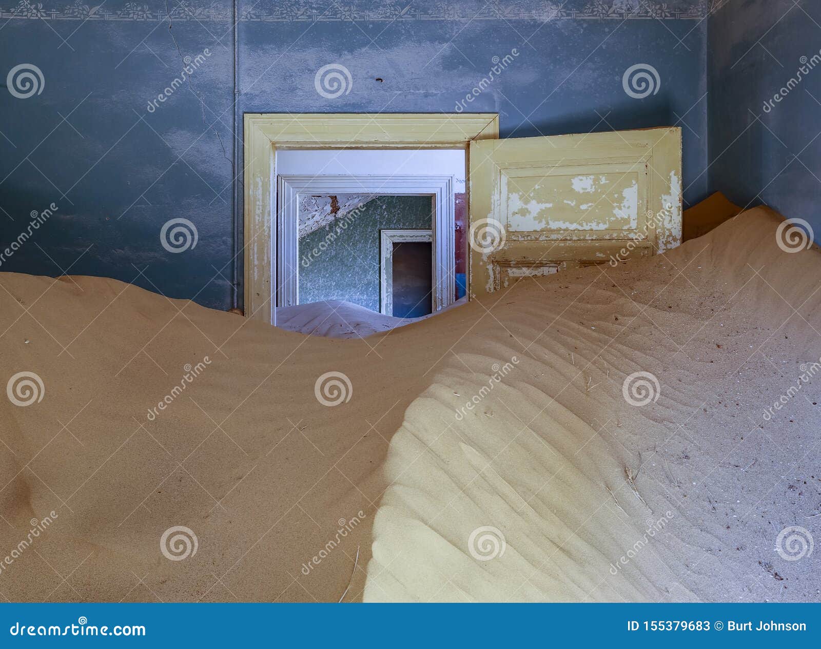 Sand Has Invaded And Taken Over These Rooms In Kolmanskoppe Royalty ...