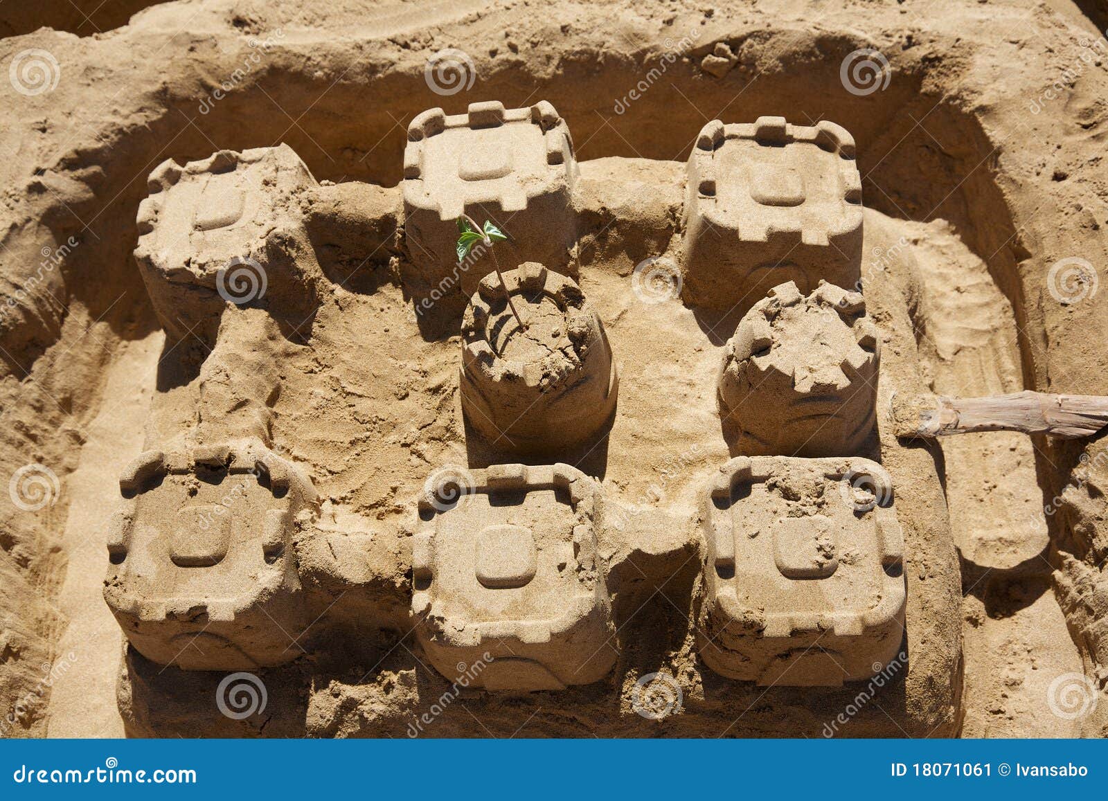 Sand-Schloss stockbild. Bild von ikone, freizeit, gelb - 18071061