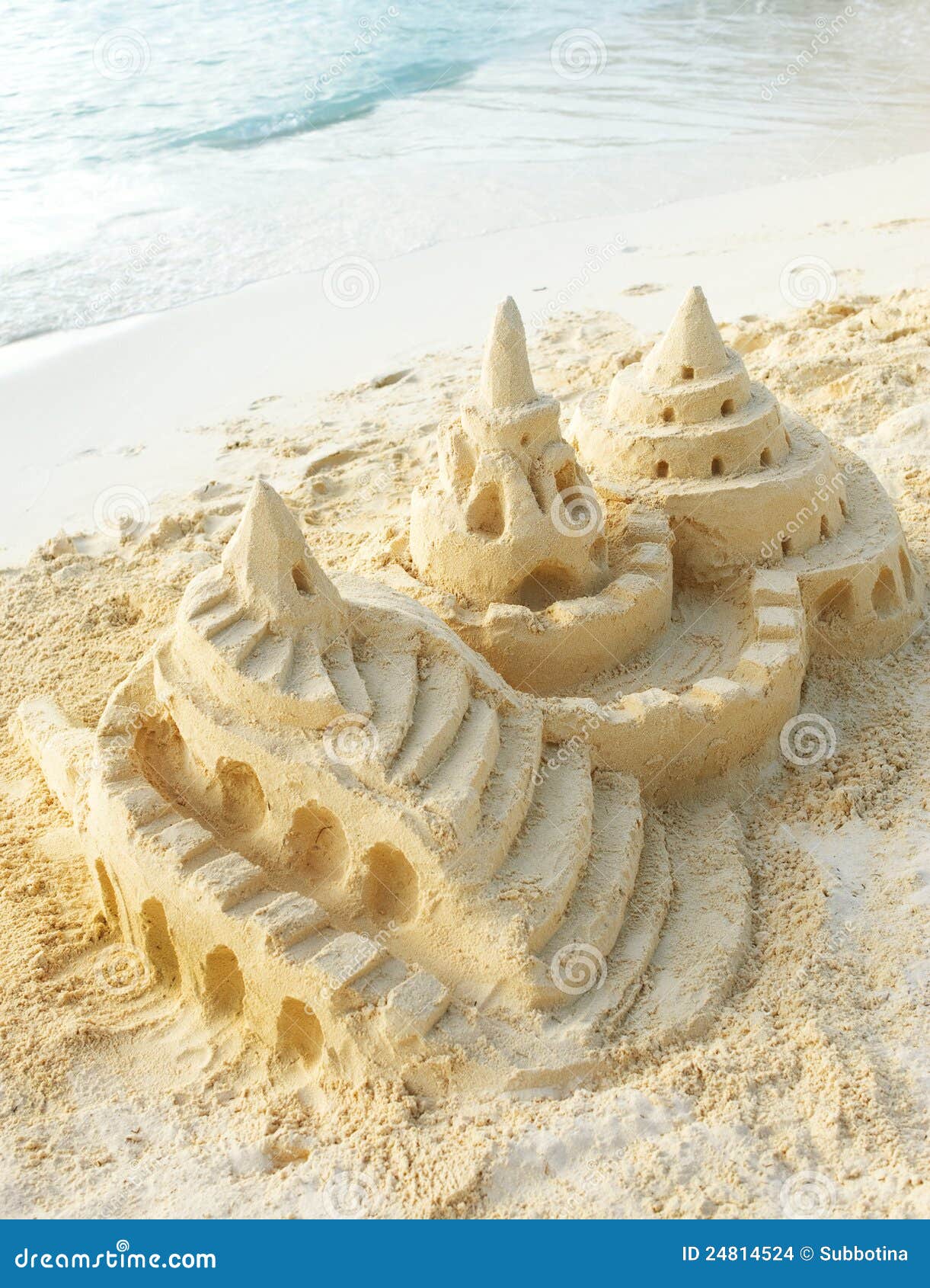 Sand-Schloss Auf Dem Strand Stockfoto - Bild von könig, strand: 24814524