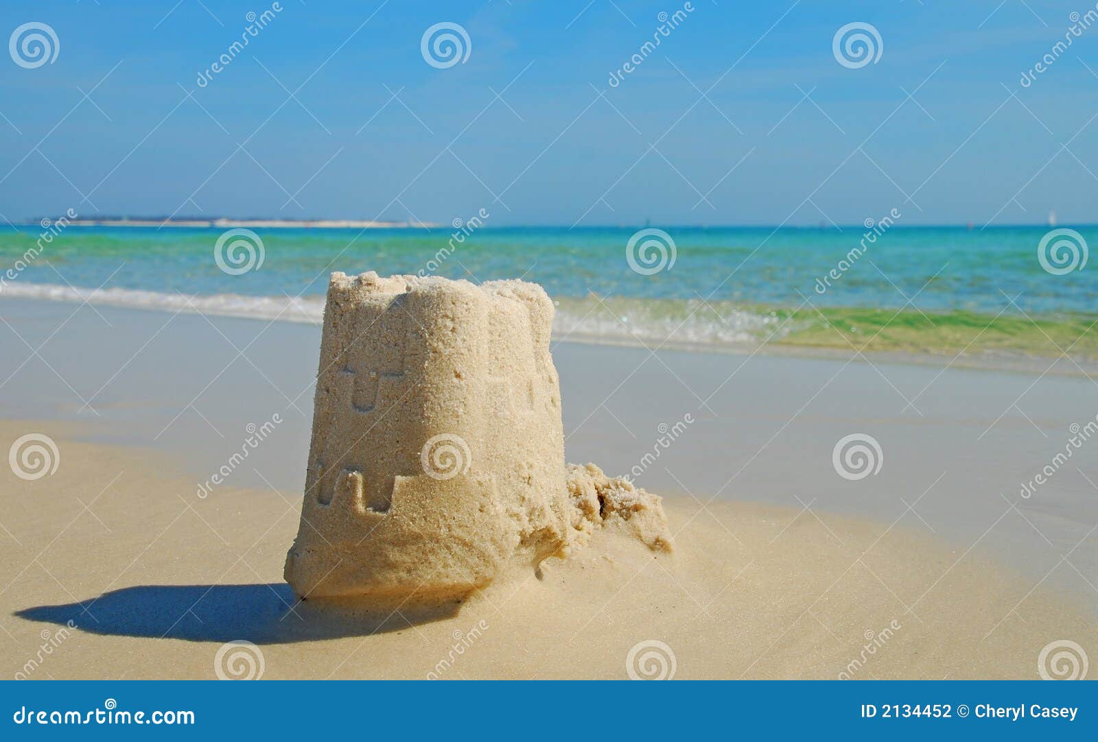Sand-Schloss auf Strand stockfoto. Bild von meer, jugend - 2134452