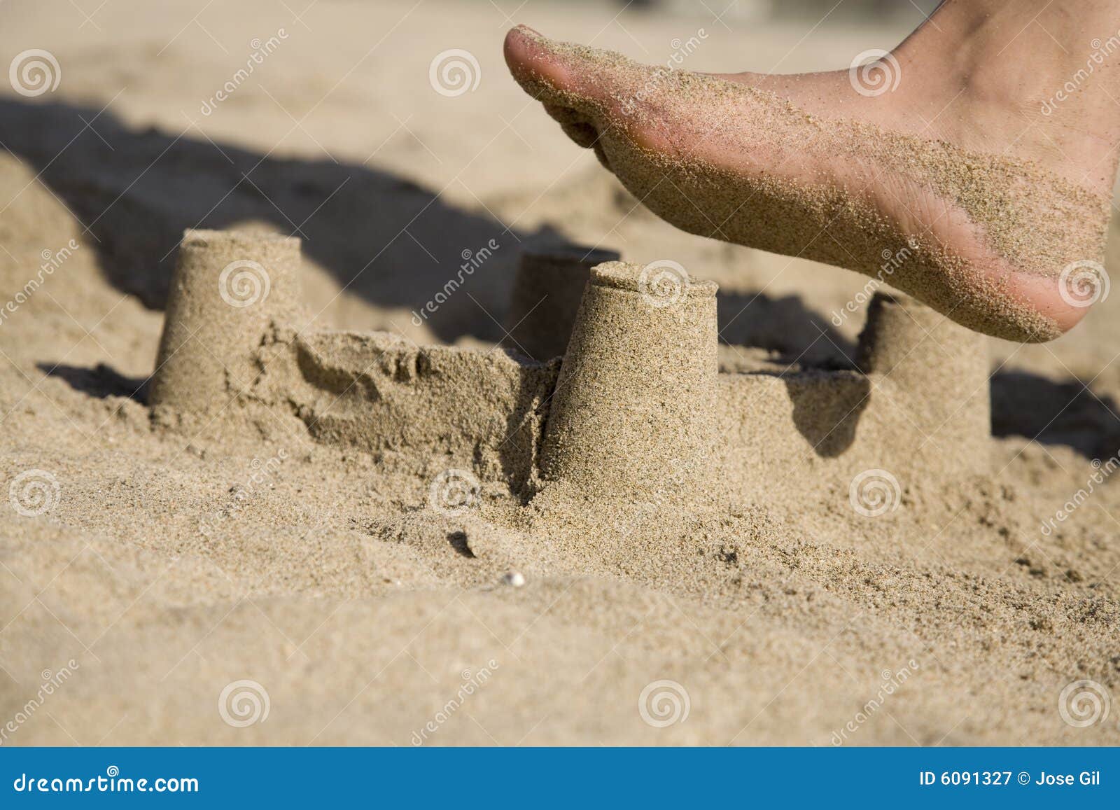 Sand-Schloss-Zertrümmern 1 stockbild. Bild von unschärfe - 6091327
