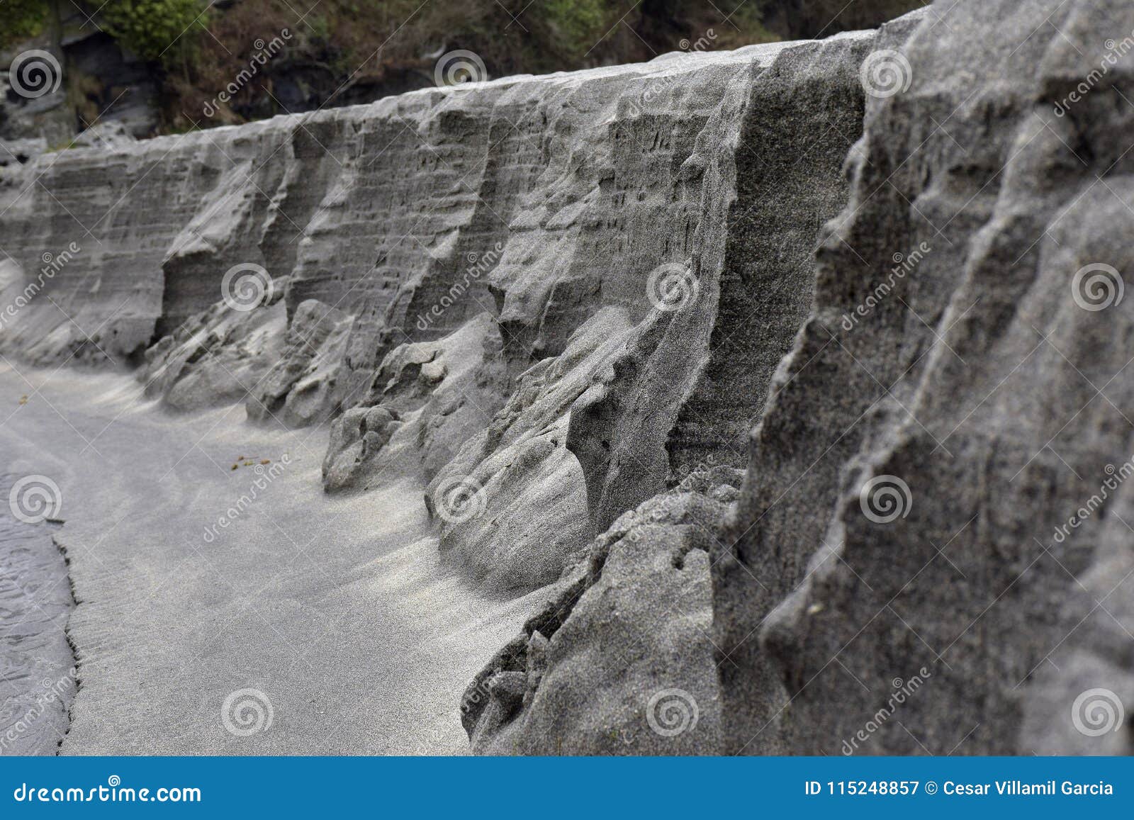 Sand-Wand auf dem Strand stockbild. Bild von wände, oberfläche - 115248857