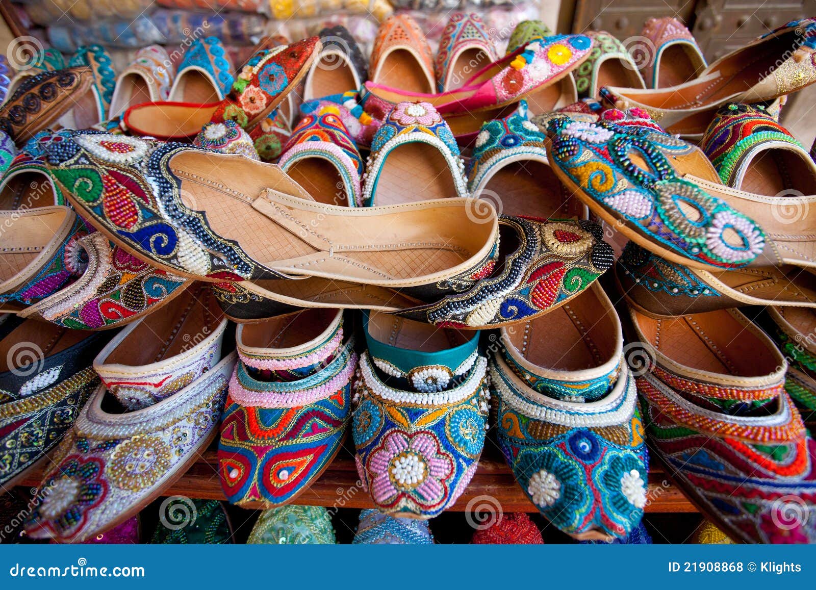 Sandalias árabes foto de archivo. Imagen de fondo, dubai - 21908868