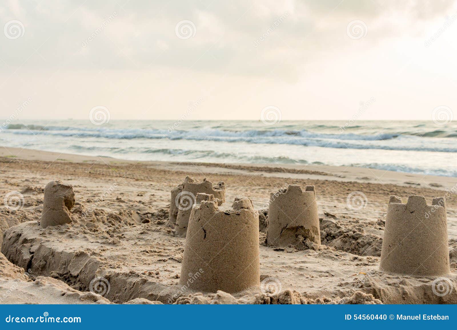 Sandburg Auf Einem Mittelmeerstrand Stockfoto - Bild von tourist ...