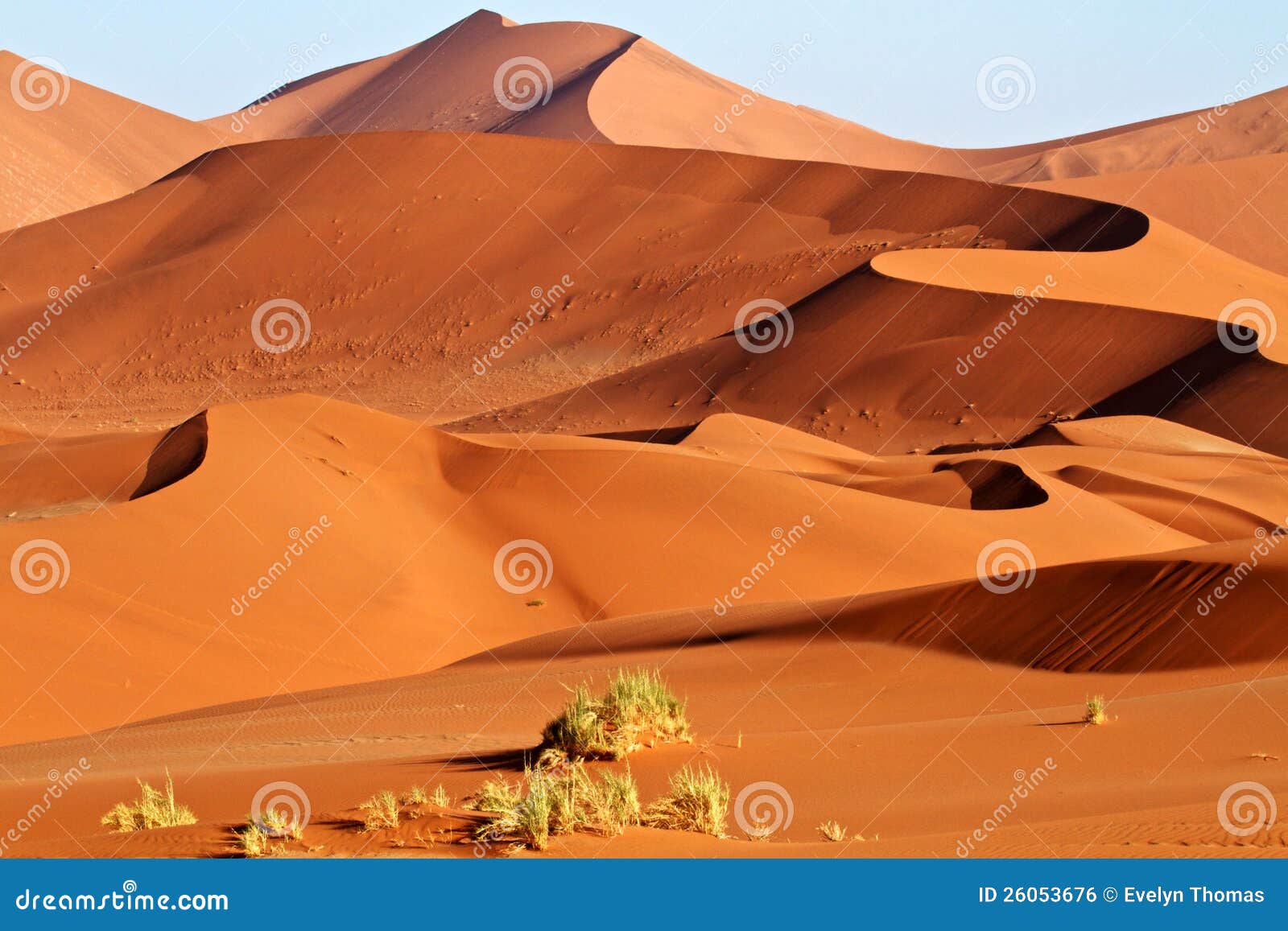 Sanddyner av Namibia arkivfoto. Bild av torrt, himmel - 26053676