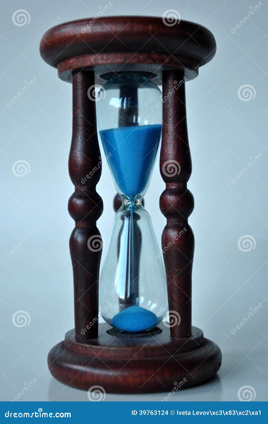 Sandglass fotografia stock. Immagine di legno, vetro - 39763124