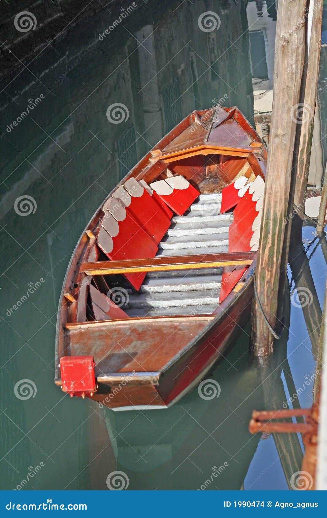 A Sandolo Typical Boat of Venice Stock Photo - Image of lagoon, italia ...