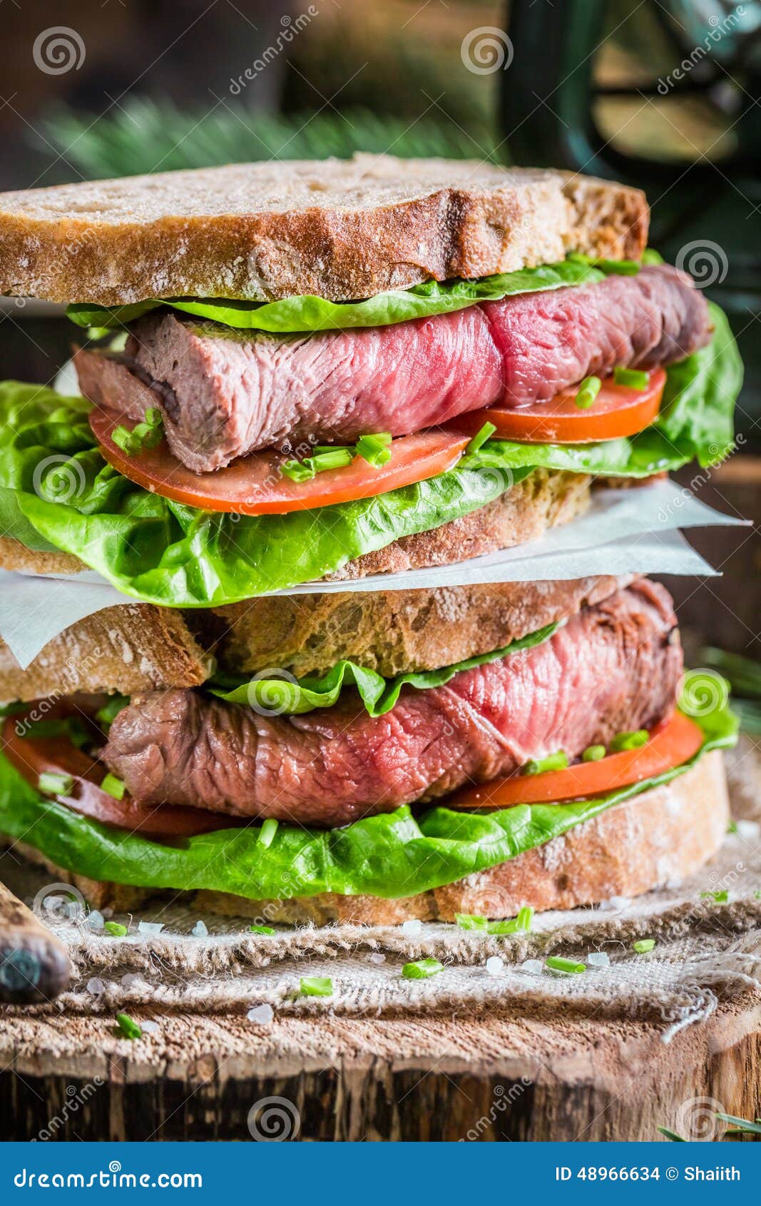 Sandwich Avec De La Viande Pour Le Forestier Photo stock - Image du ...
