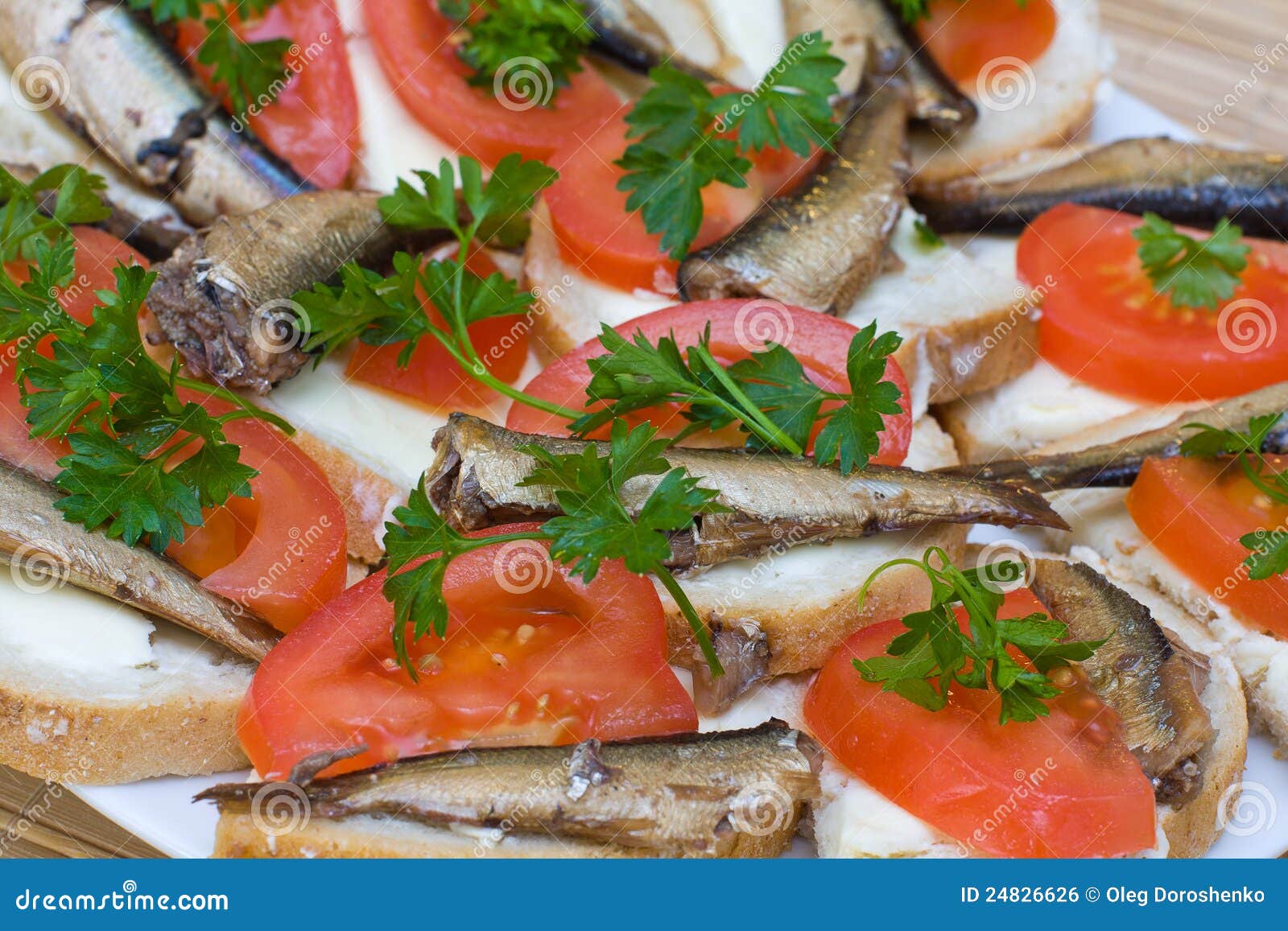 Sandwiche Mit Sprotten Auf Einer Platte Stockfoto - Bild von brot ...