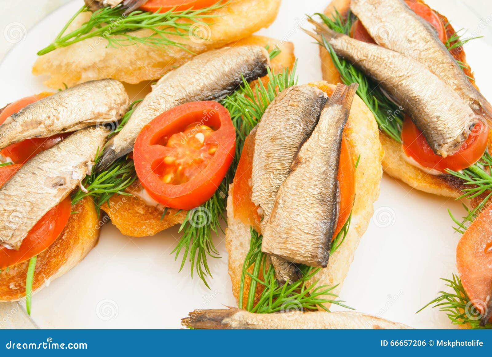 Sandwiche Mit Sprotten Auf Teller Stockfoto - Bild von tomaten, teller ...