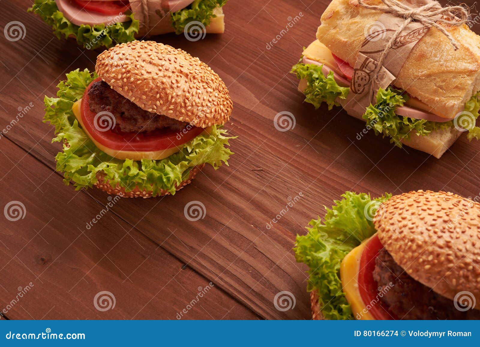 Sandwichs sur la table photo stock. Image du table, fermer - 80166274