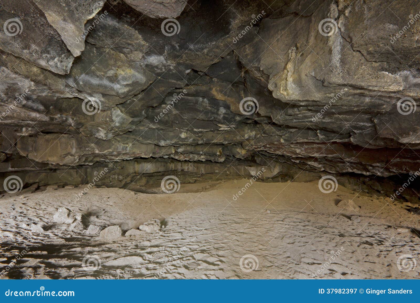 Sandy Floor Fire Ring Ceiling De Lava Tube Cave Imagen de archivo ...