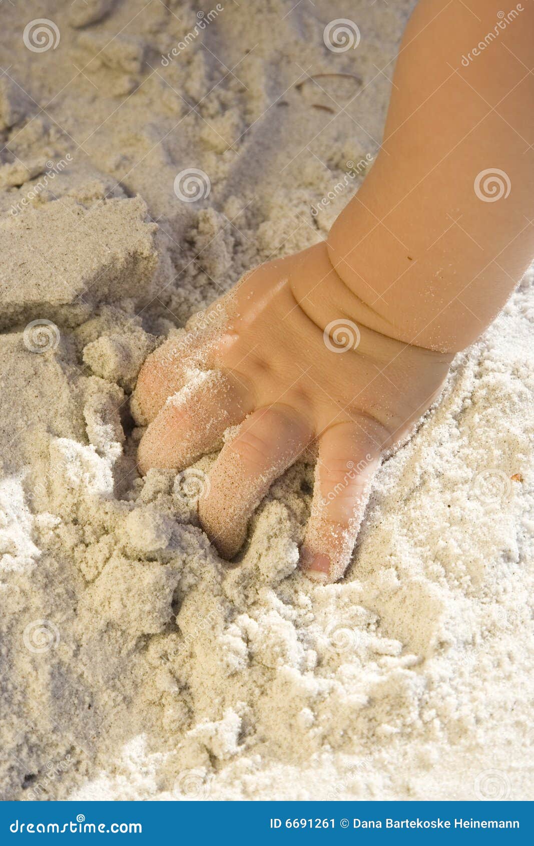 Sandy-Hand stockbild. Bild von sand, hand, spiel, nahaufnahme - 6691261