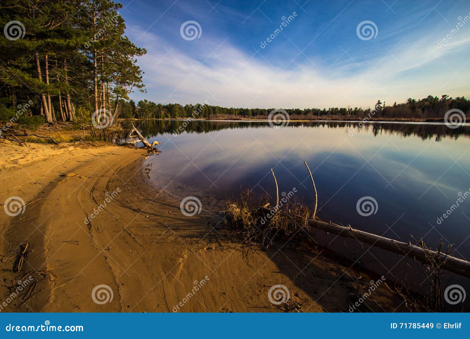 Sandy Lake Superior Beach imagen de archivo. Imagen de tarde - 71785449