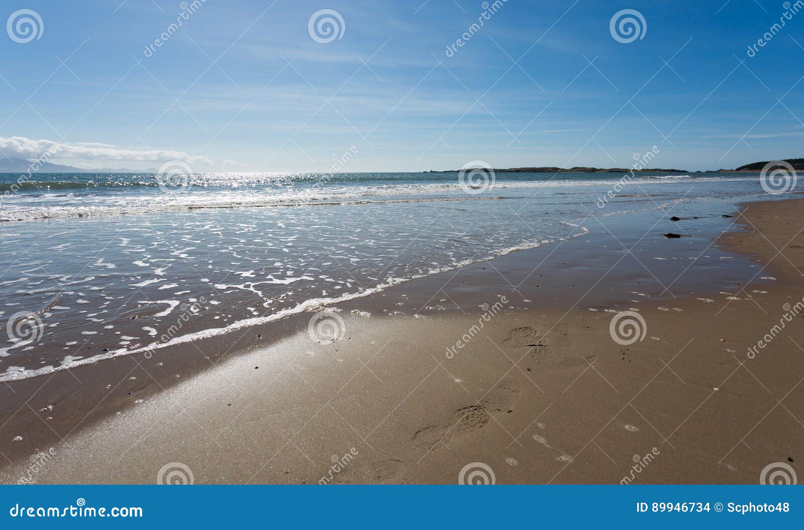 Sandy-Strand Bei Newborough in Anglesey Stockfoto - Bild von wüste ...