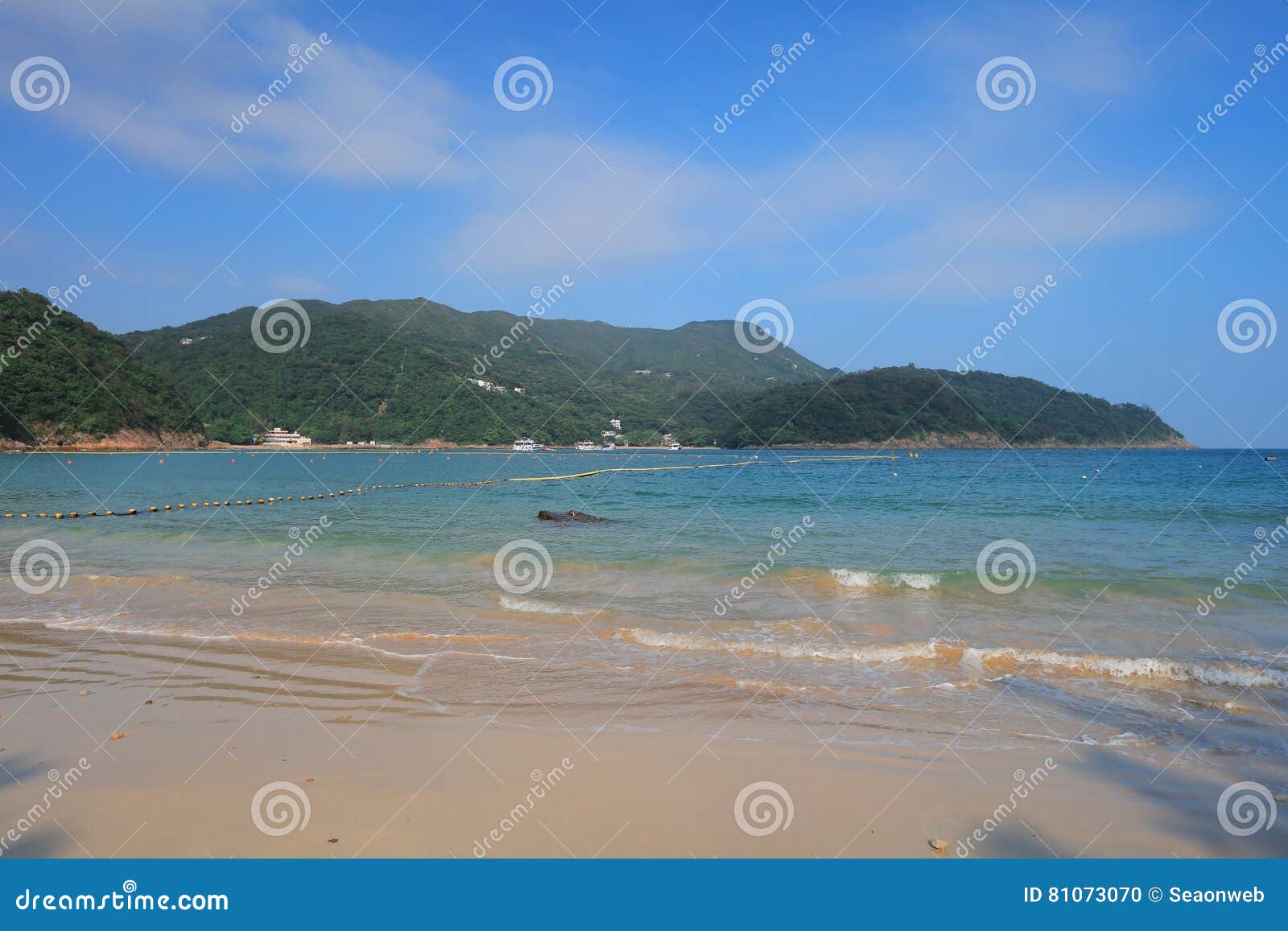 Sandy-Strand in Der Klaren Wasser-Bucht Stockfoto - Bild von kräuter ...