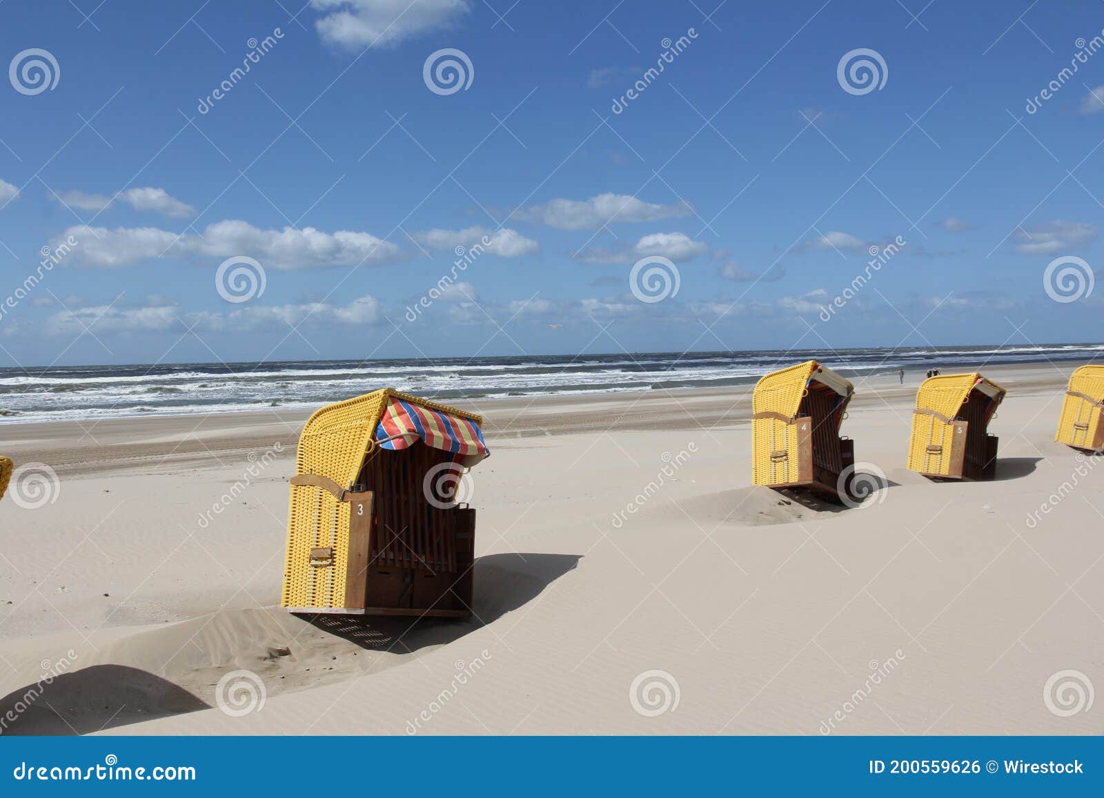Sandy-Strand mit Kabinen stockfoto. Bild von strand - 200559626