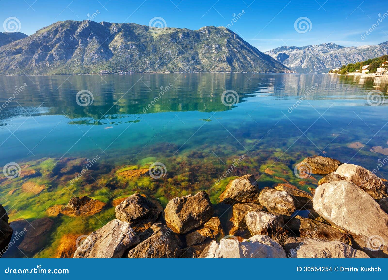 Sandy-Strand Mit Meer Und Berg Stockfoto - Bild von nave, idyllisch ...