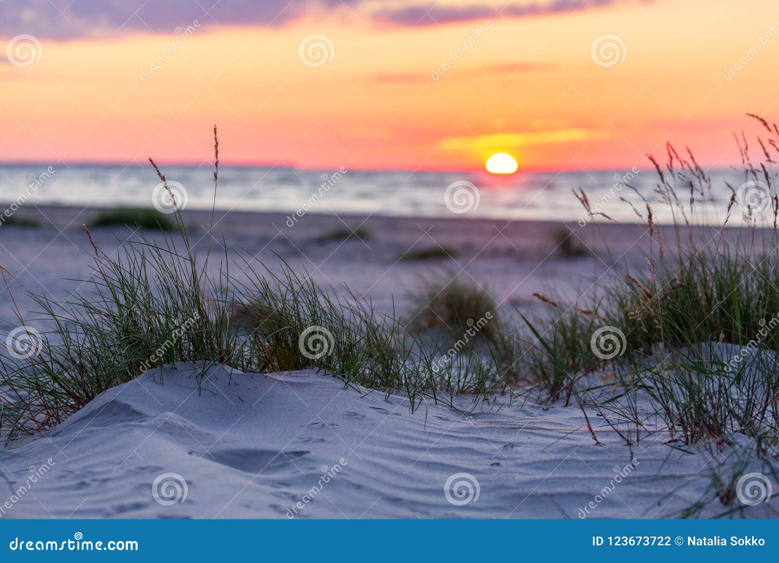 Sandy-Strand Mit Sonnenuntergang Auf Hintergrund Stockfoto - Bild von ...