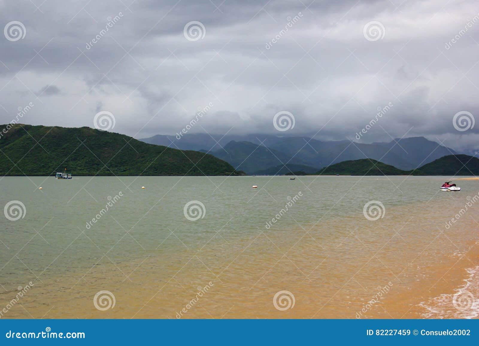 Sandy-Strand Mit Transparentem Meerwasser Stockbild - Bild von hügel ...
