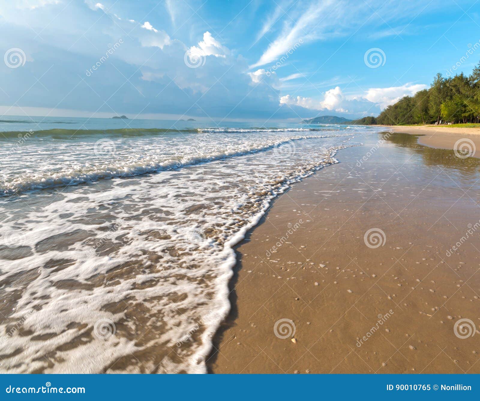 Sandy-Strand Und Transparentes Meer Stockbild - Bild von szenisch ...