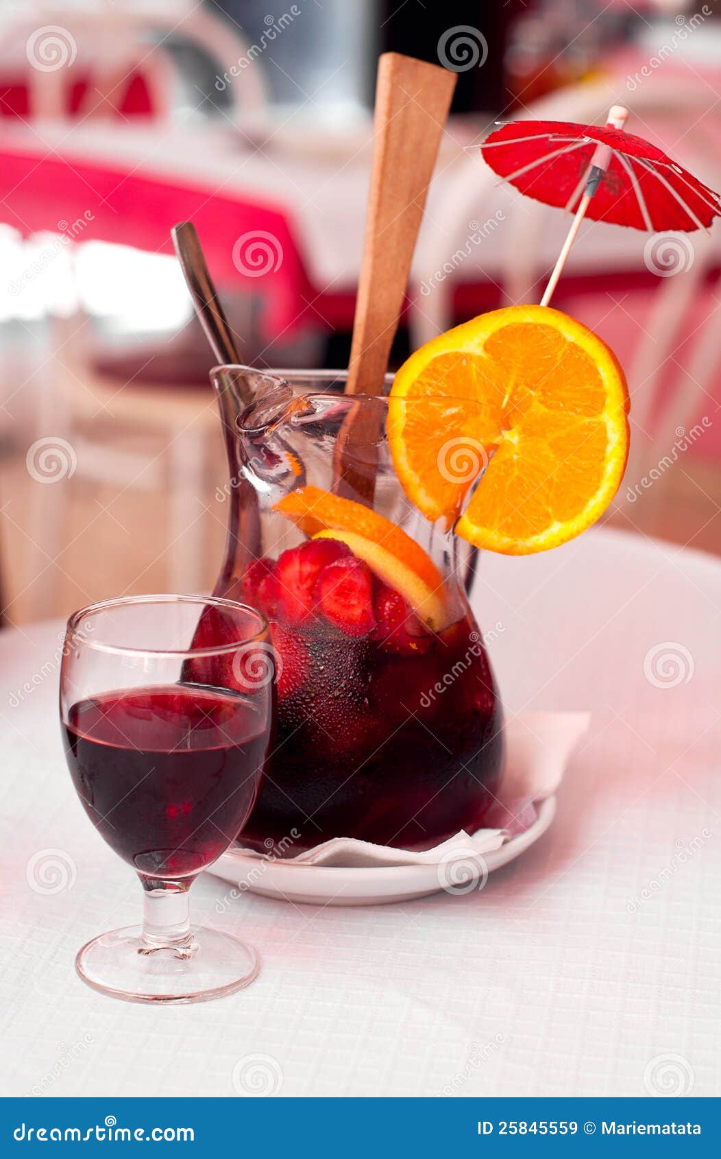 Sangria image stock. Image du abondance, boisson, bouteille - 25845559