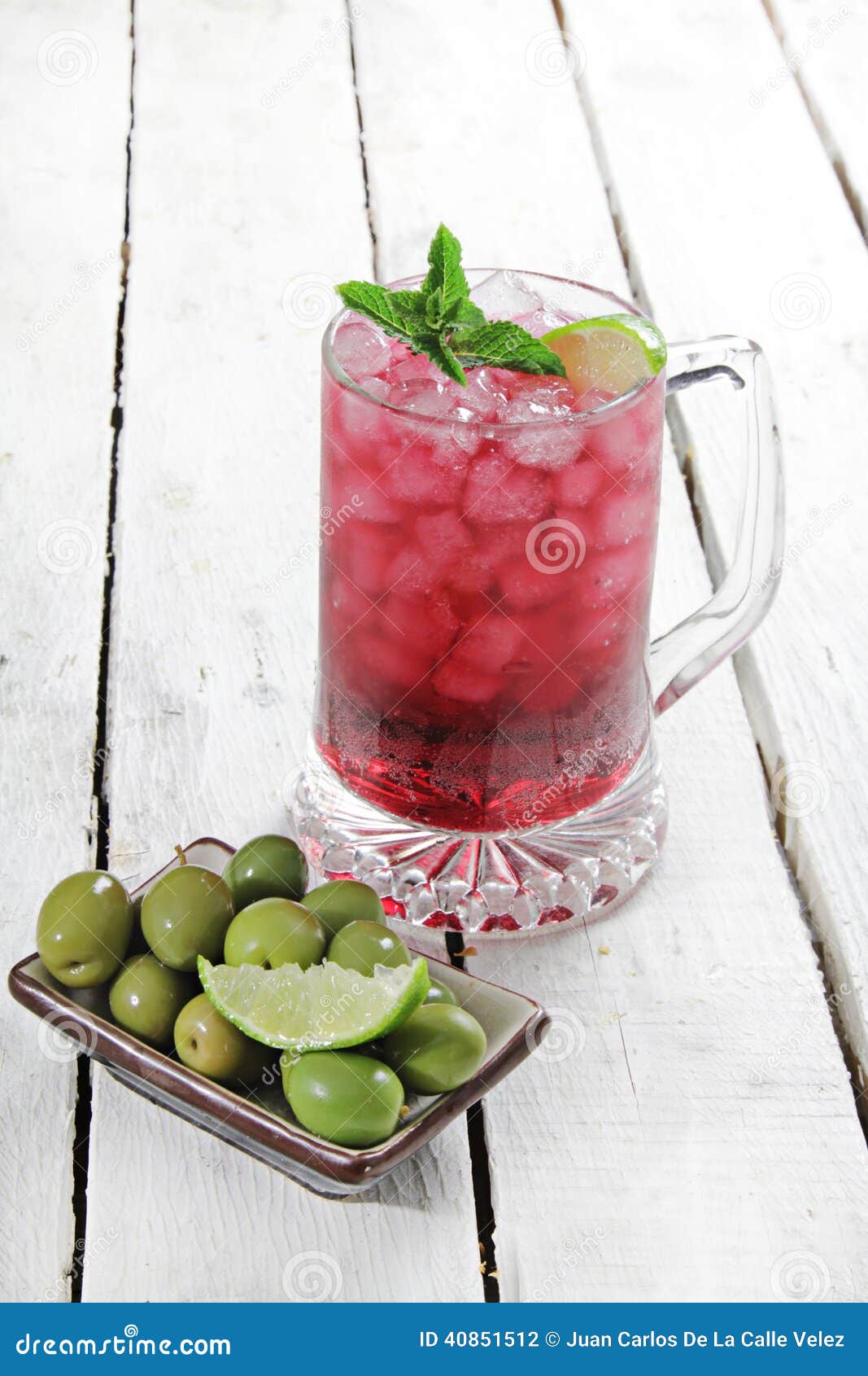 Sangria Traditionnelle Espagnole Photo stock - Image du tapas, olives ...